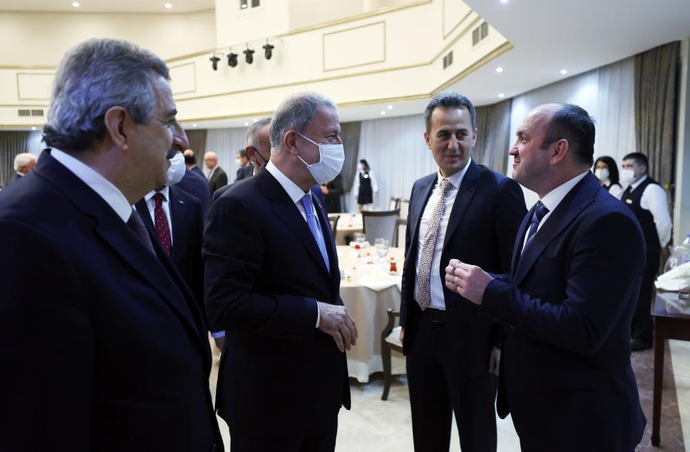Bakan Akar, Komutanlar, Savunma Sanayi Şirketlerinin Temsilcileri ve ... Bakan Akar, Komutanlar, Savunma Sanayi Şirketlerinin Temsilcileri ve ...