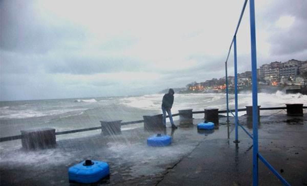 Karadeniz'de fırtına yüzünden dalga boyu 6 metreyi buldu - Yaşam Haberleri