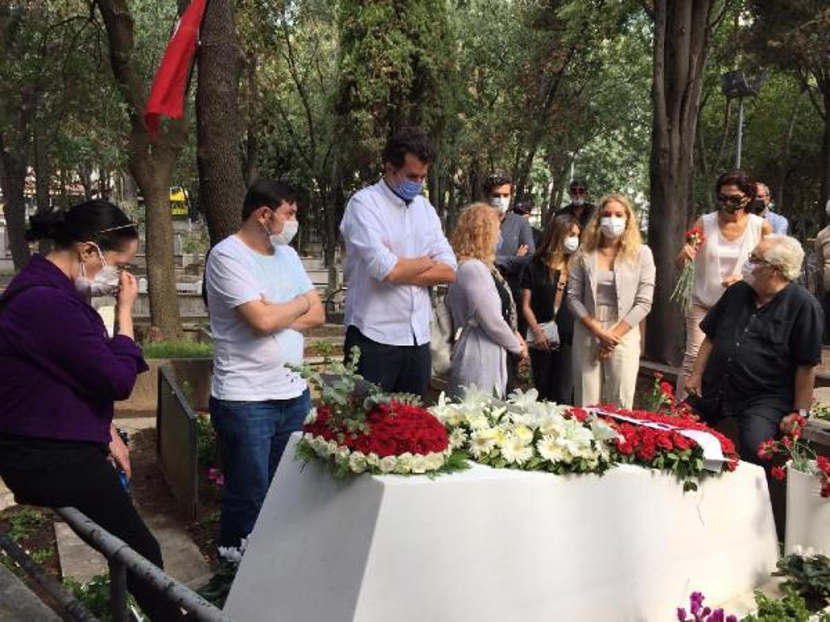 Tarık Akan ölümünün dördüncü yılında mezarı başında anıldı ...