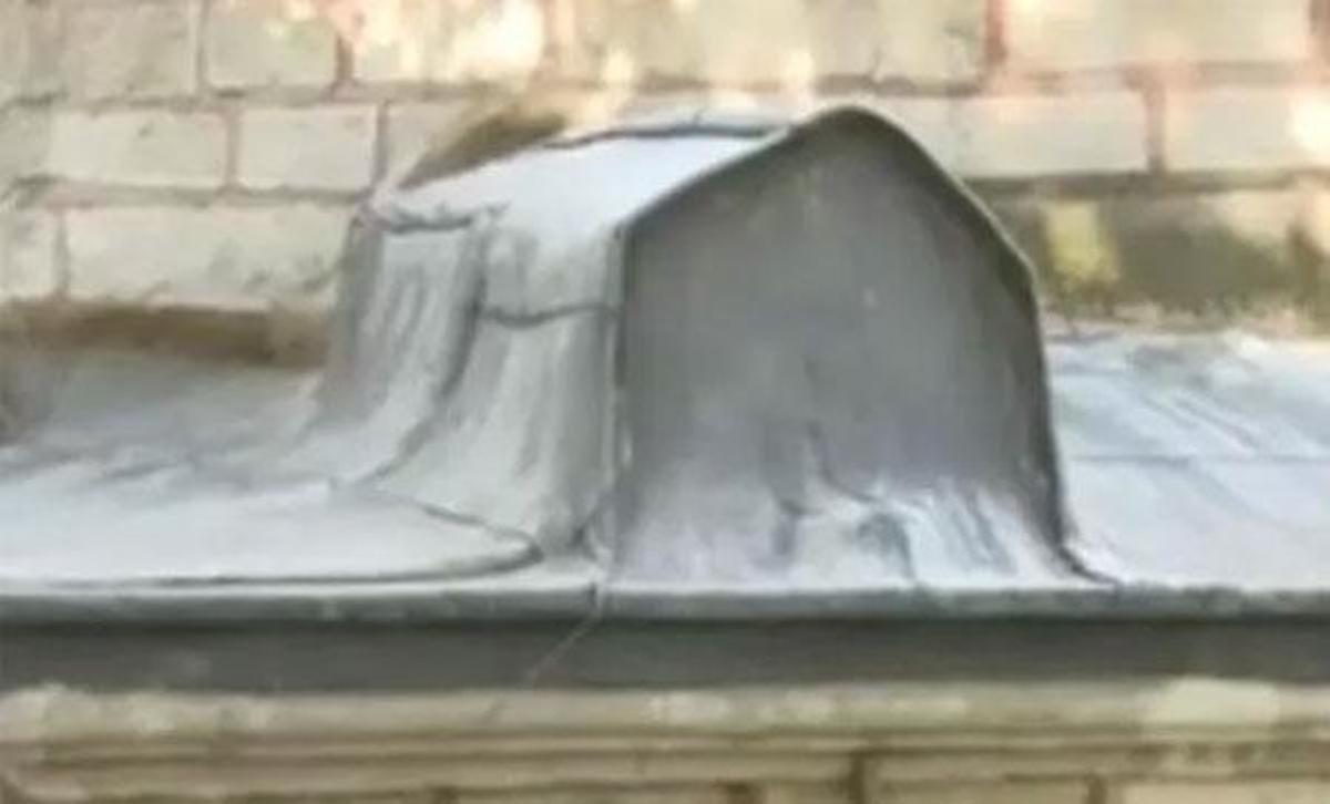 İstanbul'da cami çatısında 'gizemli' tabut! Her gün onlarca kişi ...