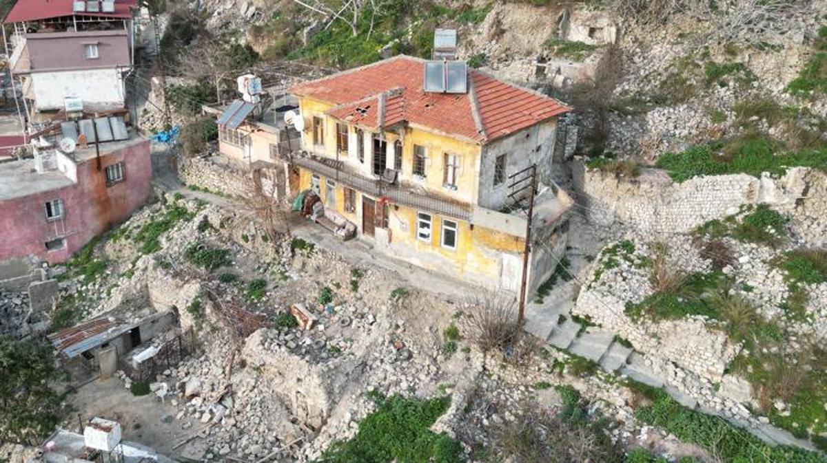 Amonas Dağları'na kurulu tarihi kent Belen'in evlerinde hasar yok ...