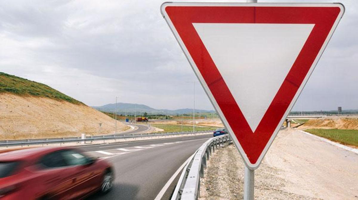 Yol Ver İşareti Nedir, Ne İşe Yarar? Yol Ver Levhasının Anlamı Nedir ...