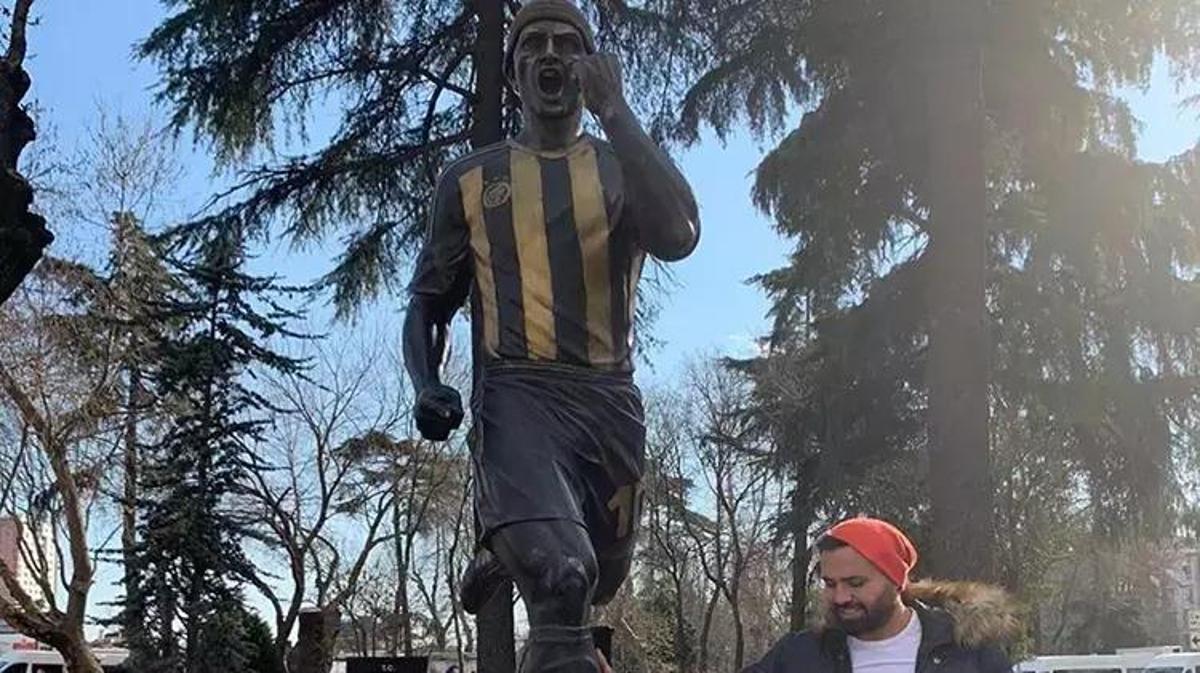 Kadıköy Yoğurtçu Parkı'ndaki Fenerbahçe efsanelerinin heykelleri ...