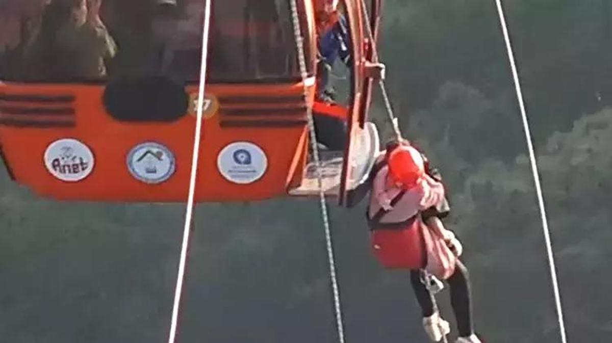 Antalya'da teleferik kabini düştü! Mahsur kalanlar böyle kurtatıldı ...