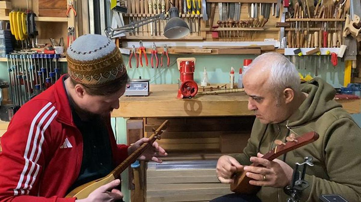 ABD vatandaşı gitar virtüözü, sosyal medyada gördüğü 3 telli sazı merak ...