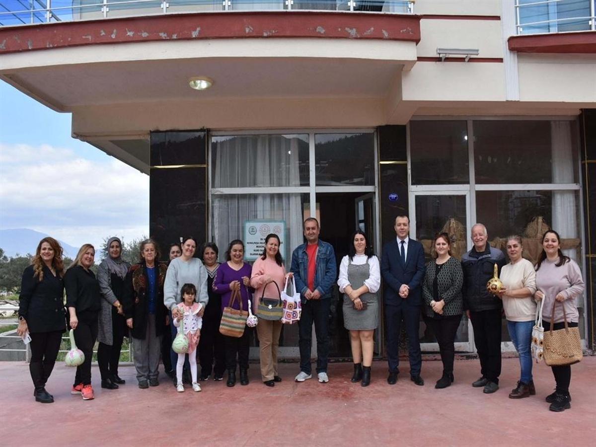 Liseyi, üniversiteyi dışardan bitirdi! 82 kursa katılan kadın sonunda ...