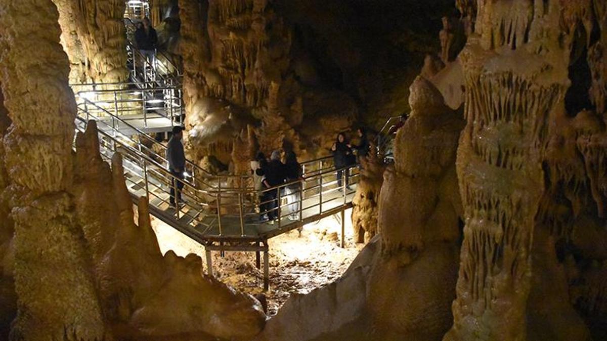 Gümüşhane'deki Karaca Mağarası, bayram tatilinde yerli ve yabancı ...