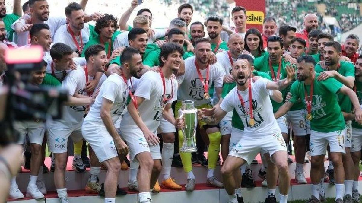 Bursaspor transferde gaza bastı! Hem sol bek hem de orta saha geliyor