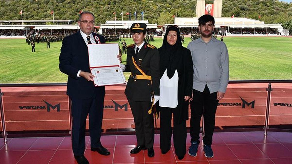 Şehit Ömer Halisdemir'in kızı Elif Nur, İzmir'de teğmen oldu ...