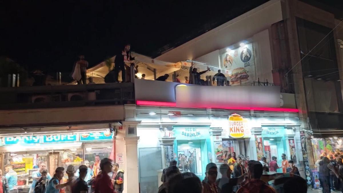 Taksim Meydanı'nda şampiyonluk kutlamasında kavga: 1 yaralı - İstanbul ...