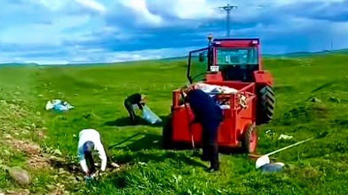 Karslı 3 muhtar bir araya geldi, traktörle çöp topladı! - Gazetevatan ...