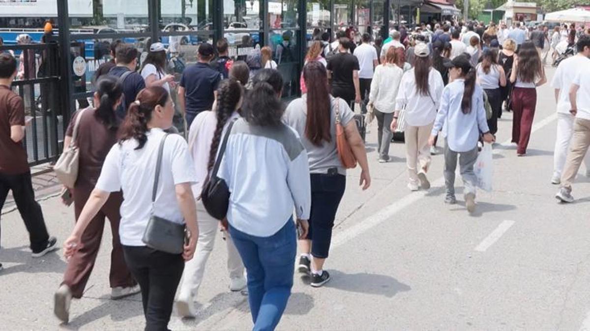 İstanbul'da Adalar yoğunluğu! Herkes oraya akın etti, sıra bitmek ...