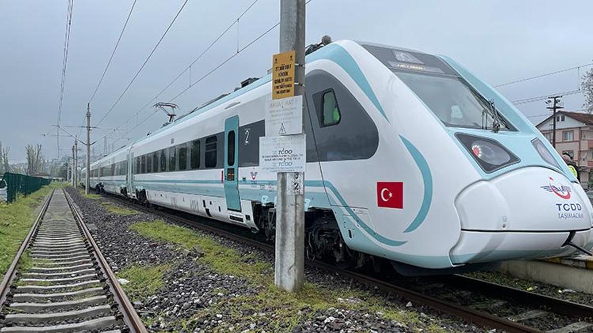 Milli elektrikli tren, TCDD’ye teslim edilip Sakarya Garı’na hareket ...
