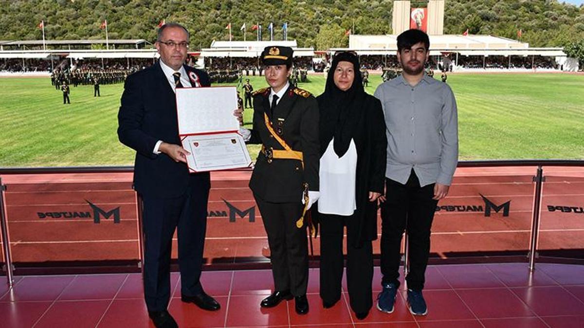 Şehit Ömer Halisdemir'in kızı Elif Nur, İzmir'de teğmen oldu - Vatan ...