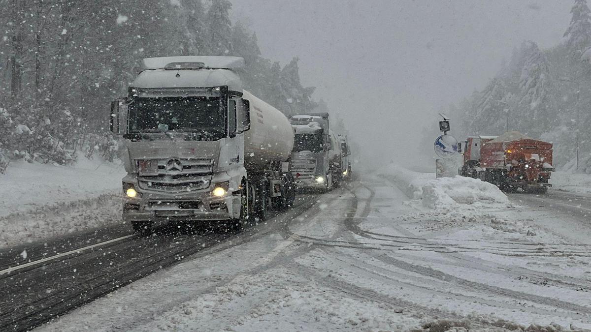 Bolu Dağı geçişinde yoğun kar yağışı ve tipi etkili oluyor - Bolu ...