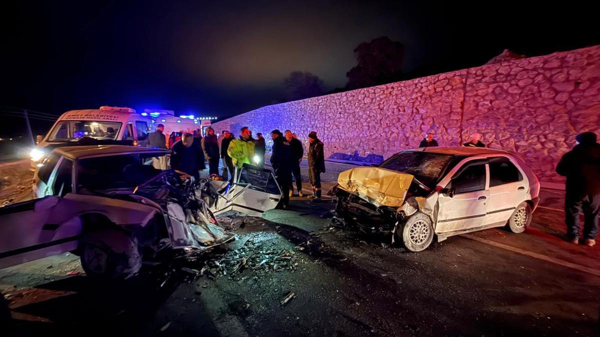 Kütahya'da iki otomobil kafa kafaya çarpıştı; 4 yaralı - Kütahya Emet ...