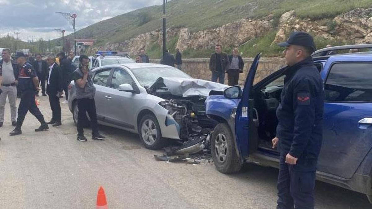 Cadde üzerinde kafa kafaya çarpıştılar, 8 kişi yaralandı - Sivas ...