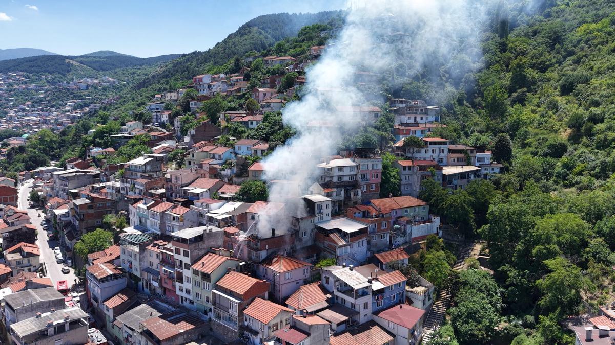3 katlı evde çıkan yangın yan binaya sıçradı; depremde kolunu, yangında ...