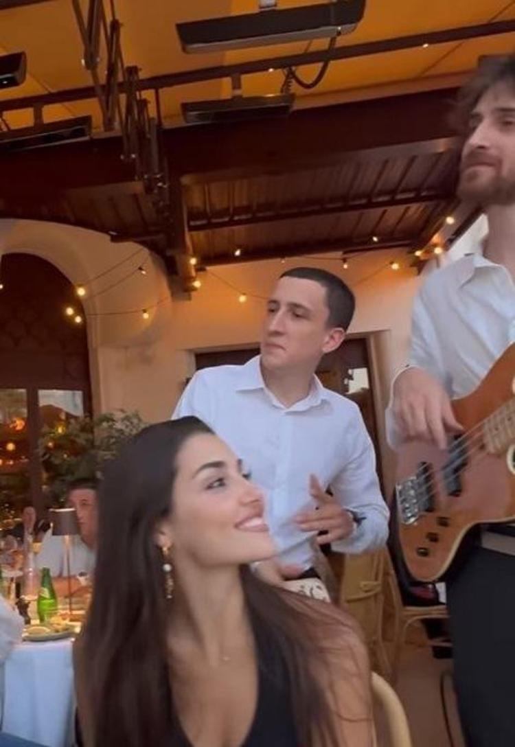 Hande Erçel Instagram'da servet kazanıyor! Mavi fileli elbisesiyle ...