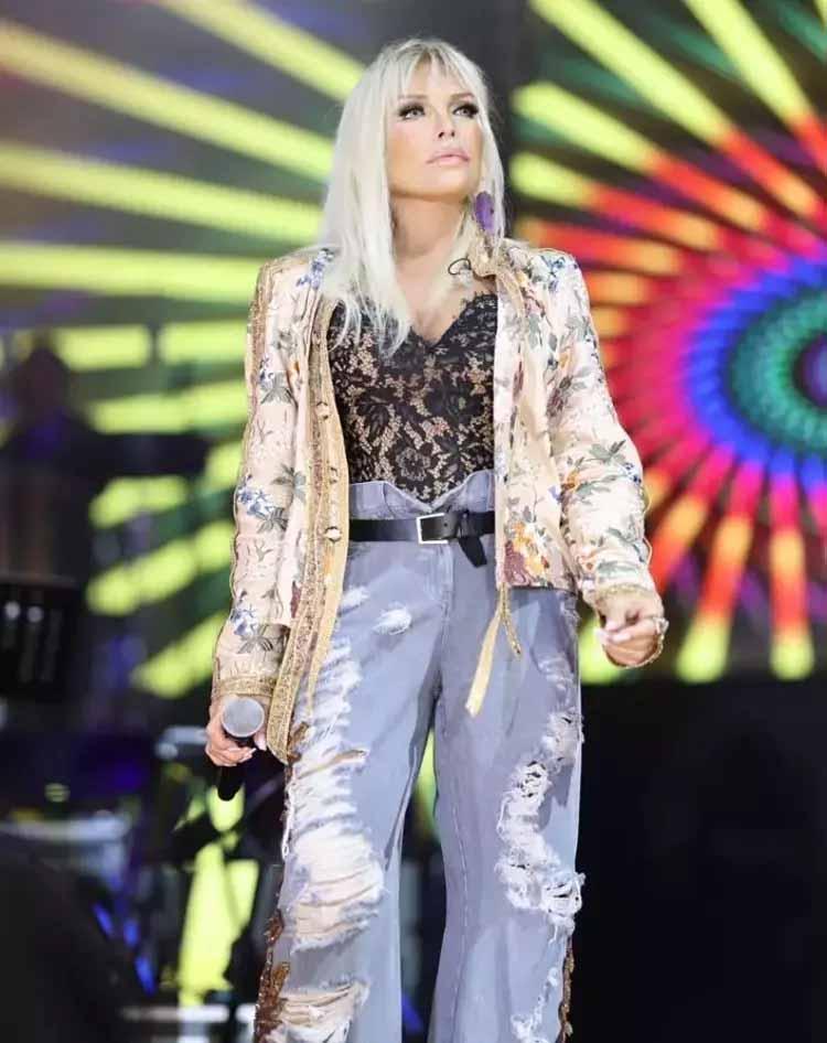 Ajda Pekkan kıyafetiyle dillere düştü! 'Buzdolabı örtüsü' - Magazin ...