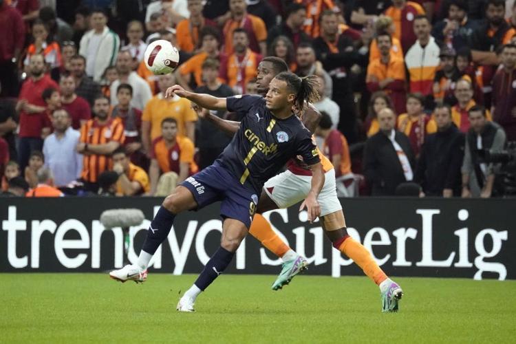 Yıldız isim 'sakatım' deyip ülkesine gitti, yılbaşı partisinde olay ...