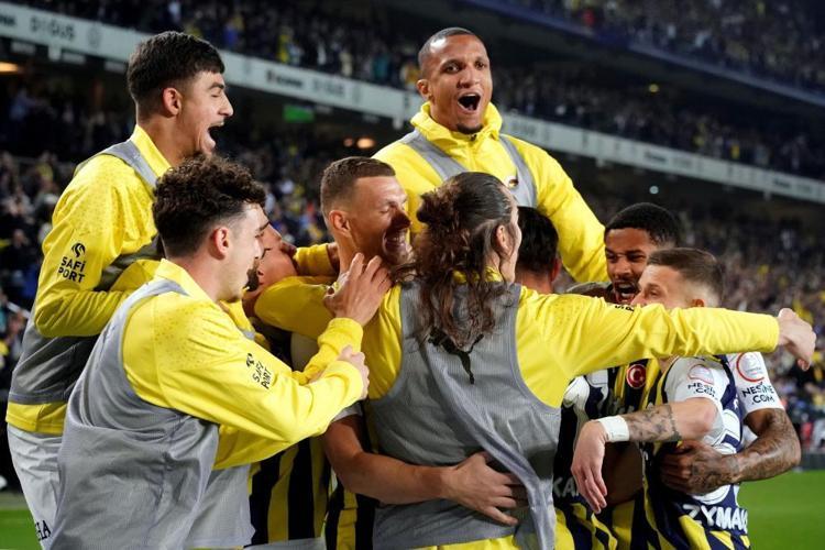 Fenerbahçe - Adana Demirspor maçında kavga çıktı! Murat Sancak çılgına ... Fenerbahçe - Adana Demirspor maçında kavga çıktı! Murat Sancak çılgına ...