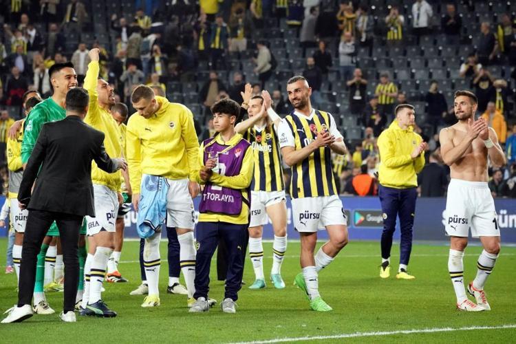 Fenerbahçe - Adana Demirspor maçında kavga çıktı! Murat Sancak çılgına ... Fenerbahçe - Adana Demirspor maçında kavga çıktı! Murat Sancak çılgına ...