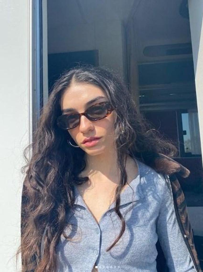 Hazar Ergüçlü'den yine sütyensiz pozlar! - Gazetevatan En Son Magazin ...