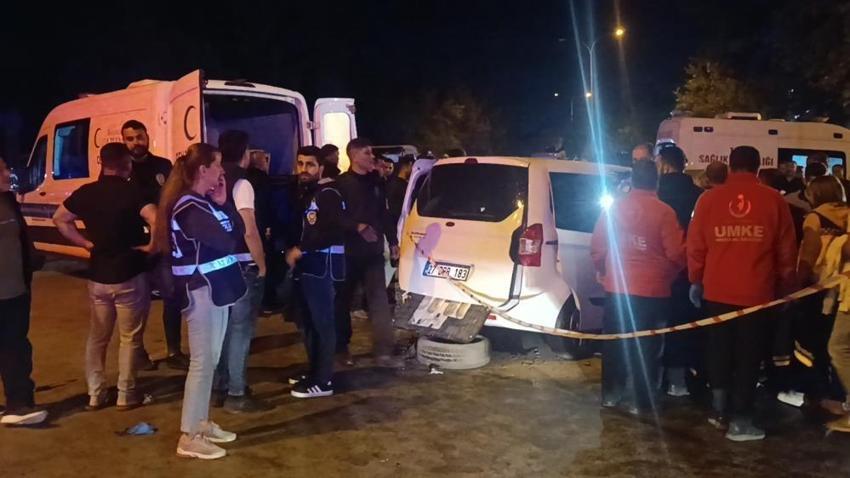 Gaziantep'te korkunç kaza: iki araç kafa kafaya çarpıştı: 5 ölü, 2 yaralı