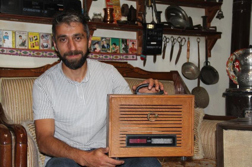 Eski eşyalar yeniden hayat buldu: Hurda malzemelerden nostaljik radyo ...