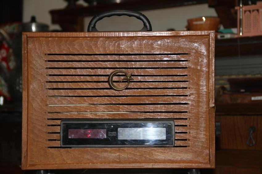 Eski eşyalar yeniden hayat buldu: Hurda malzemelerden nostaljik radyo ...