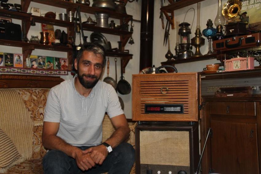 Eski eşyalar yeniden hayat buldu: Hurda malzemelerden nostaljik radyo ...