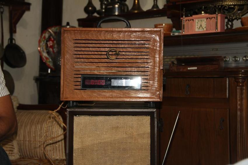 Eski eşyalar yeniden hayat buldu: Hurda malzemelerden nostaljik radyo ...