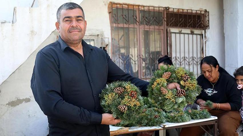 Antalya'da orman atıkları geçim kapısı oldu! Yüzlerce aile Noel çelengi ...